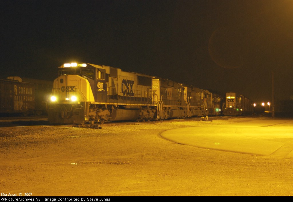 CSX 4507 Q526 drops off 6094 in Memphis Junction